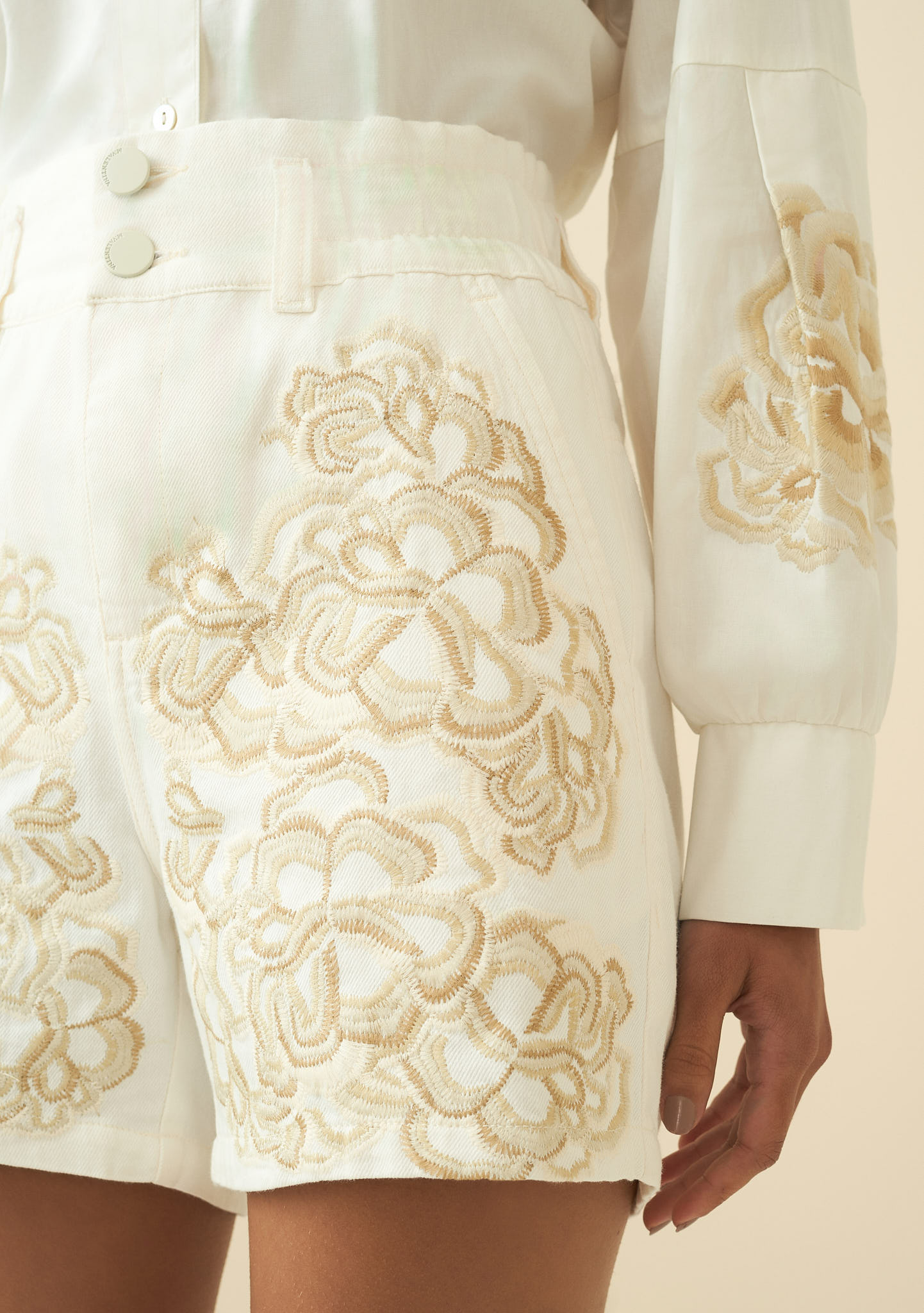 Bermuda Maria.Valentina Regular Bordado Industrial Off White - Maria ...